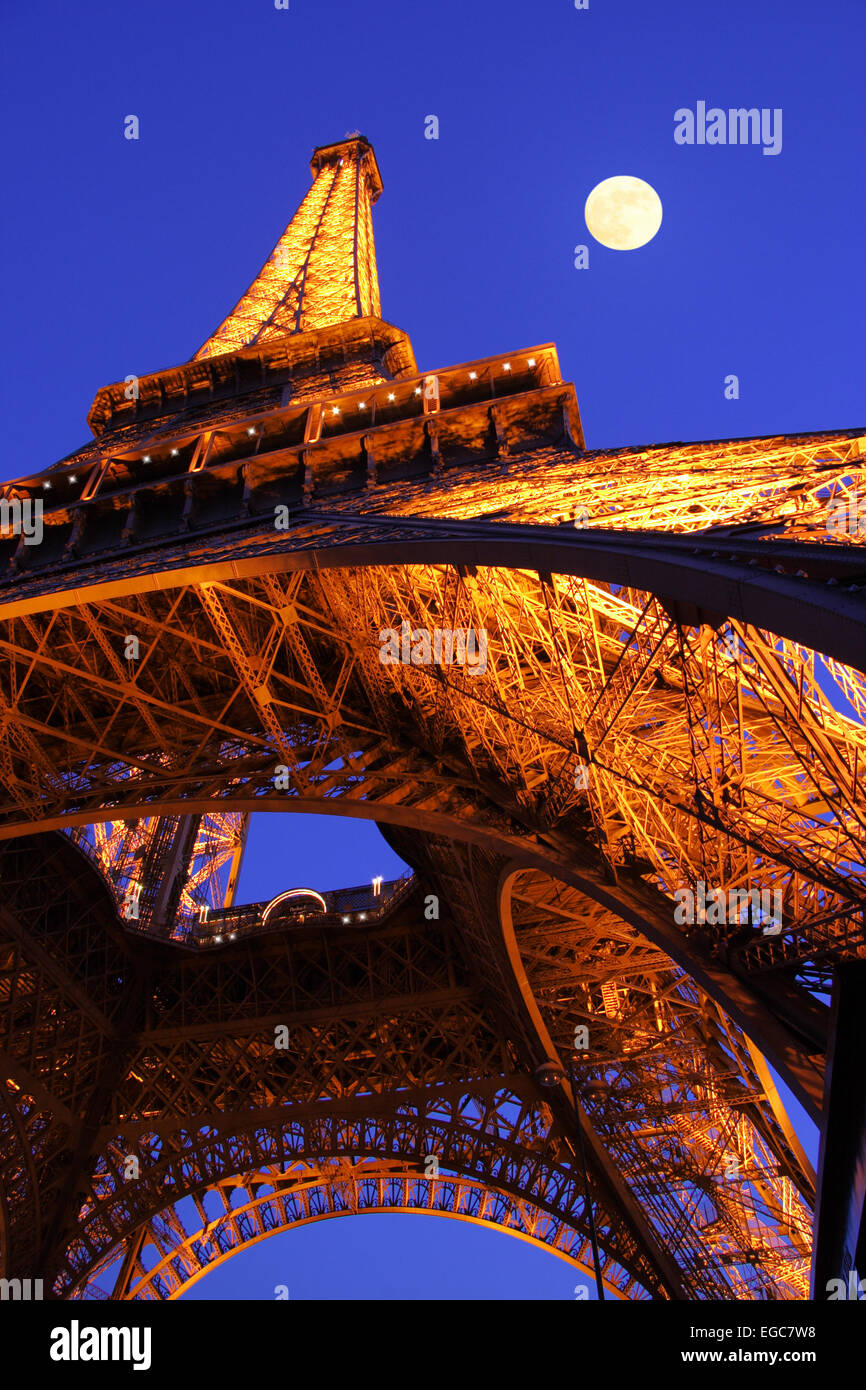 Full moon over the Eiffel Tower at night in Paris, France Stock Photo ...