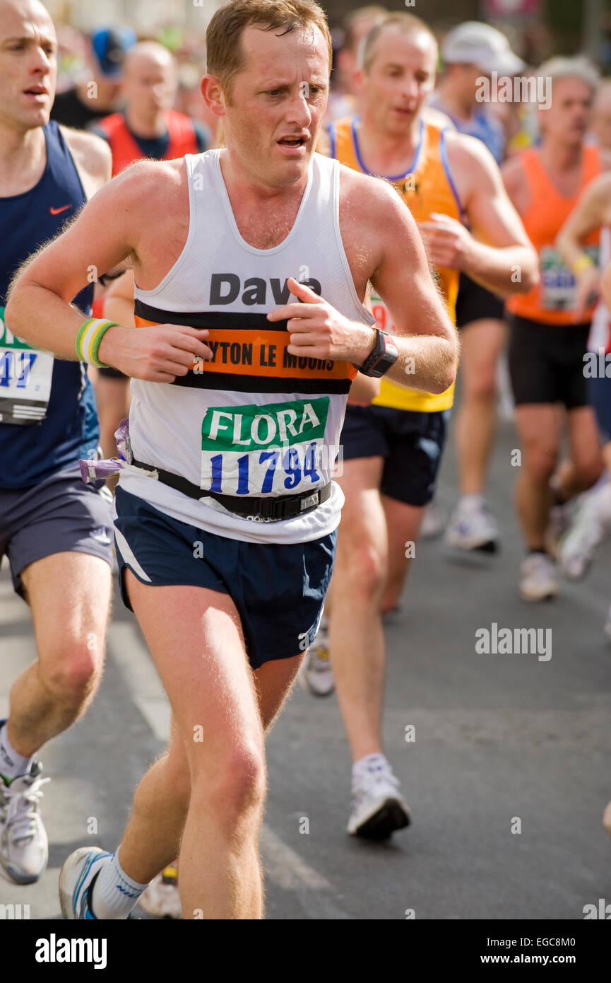 Charity runners london marathon 2008 hi-res stock photography and ...