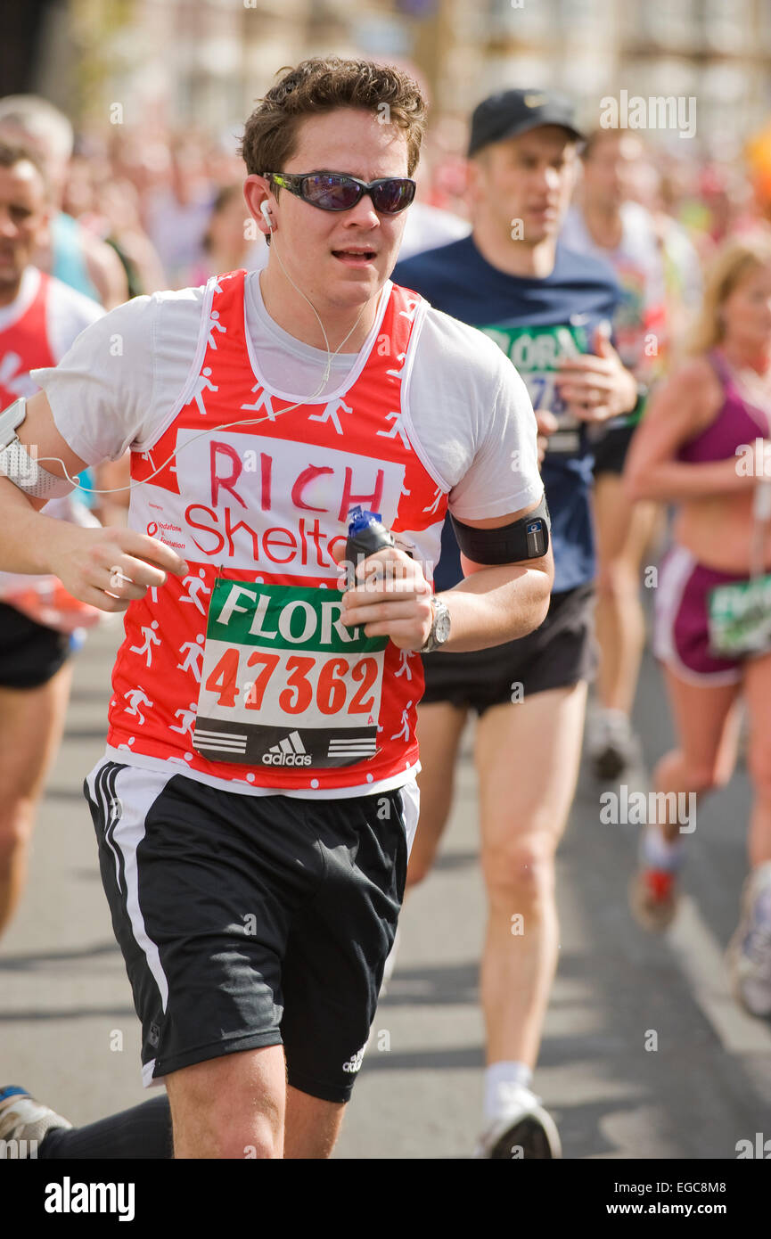 Fun runners and charity runners taking part in the London marathon ...
