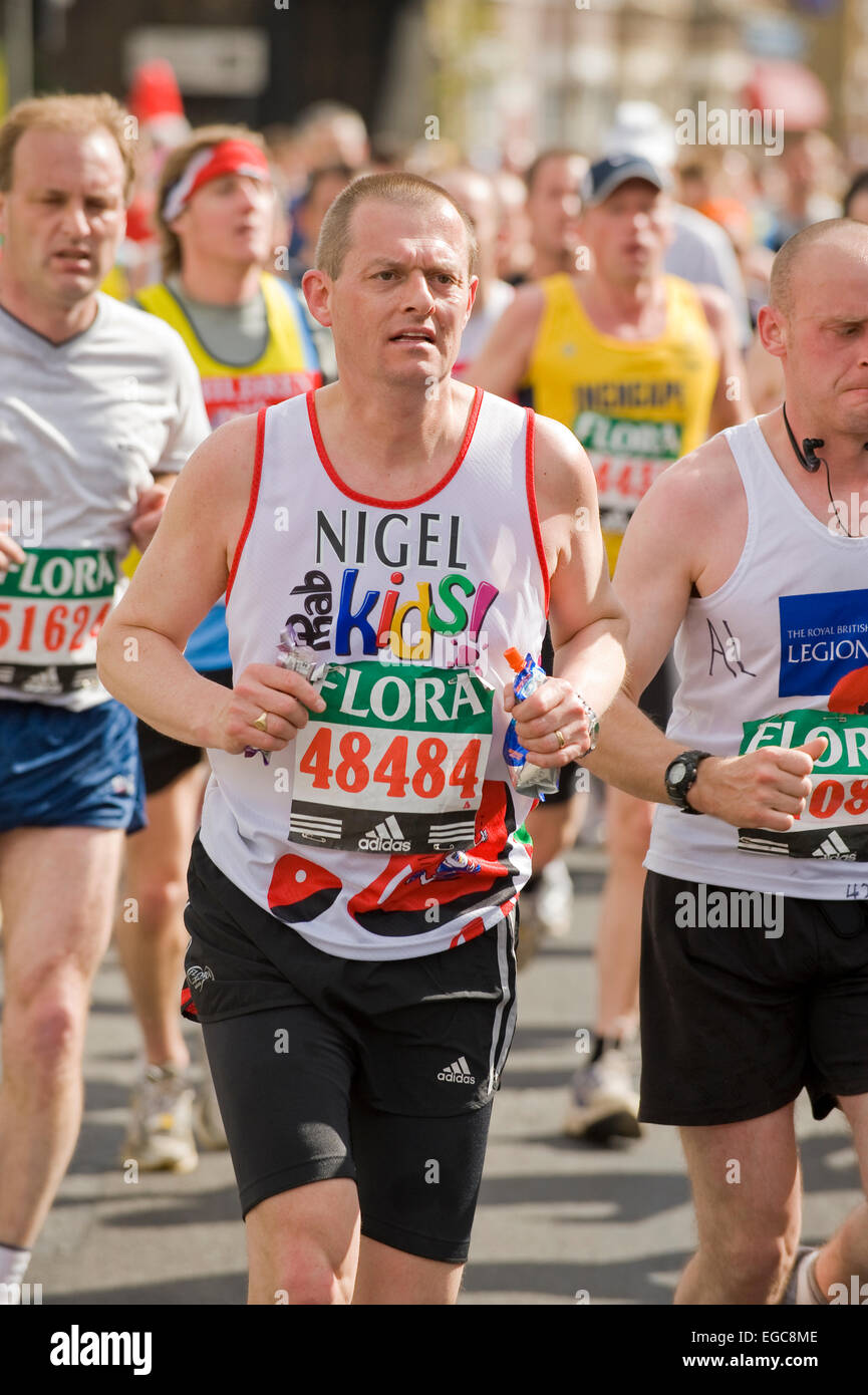 Fun runners and charity runners taking part in the London marathon ...