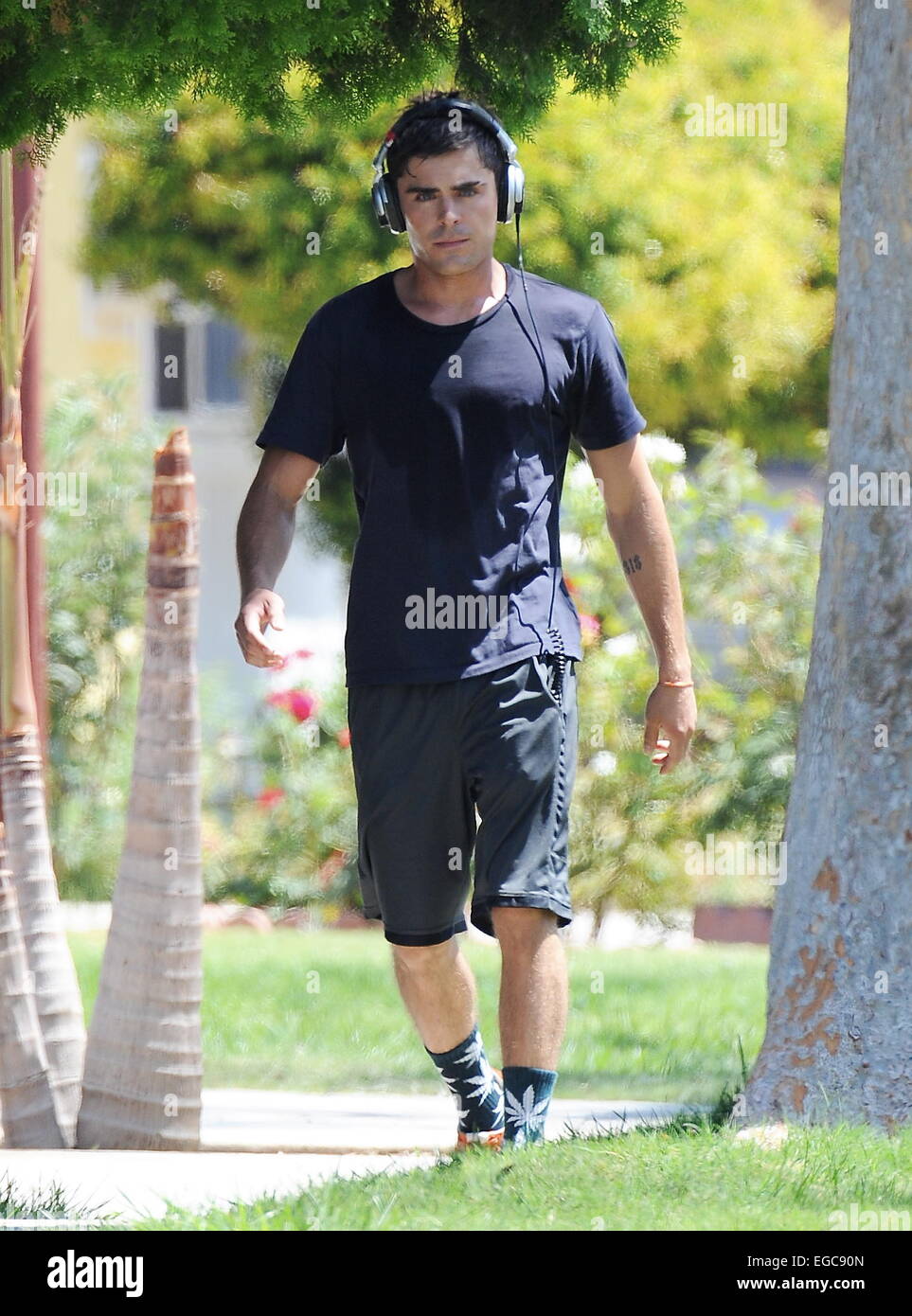 Zac Efron shows off his biceps as he continues filming for his new ...