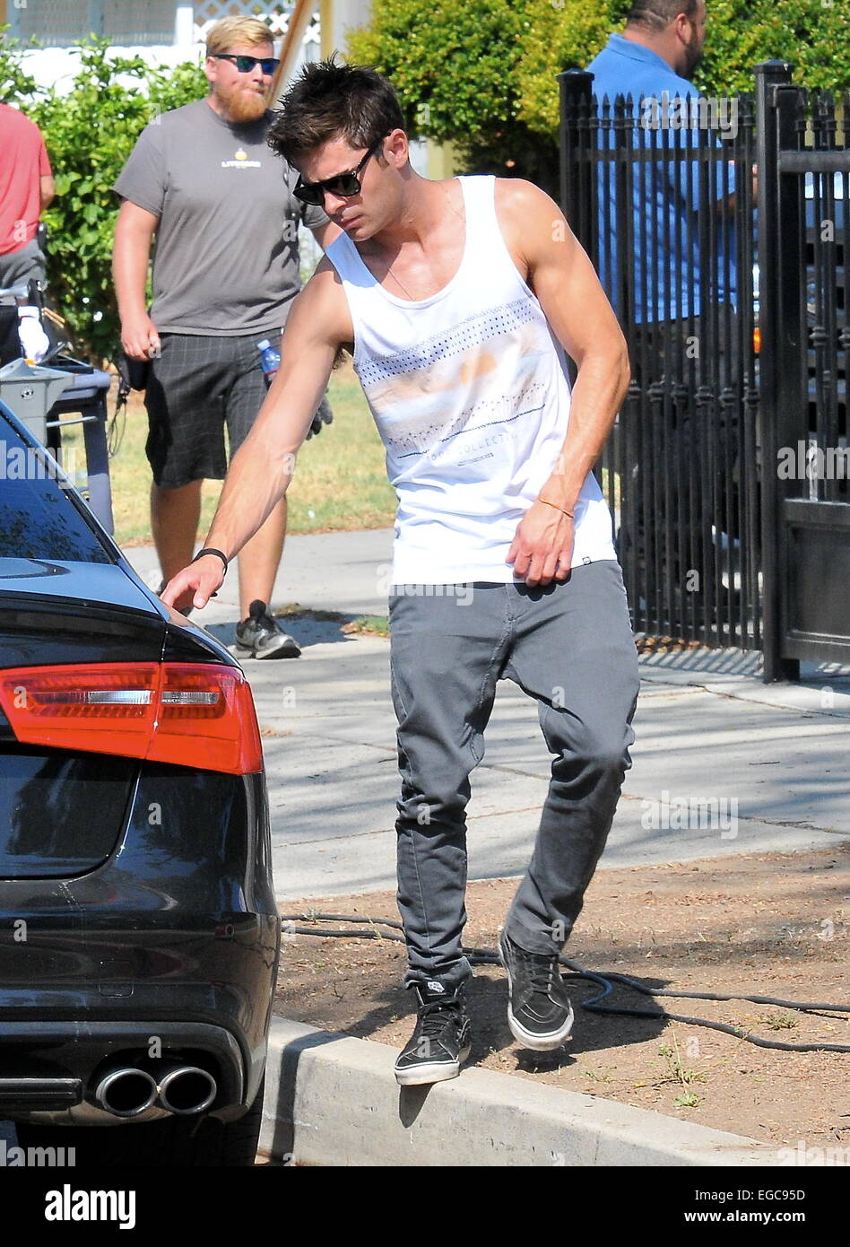 Zac Efron shows off his biceps as he continues filming for his new ...