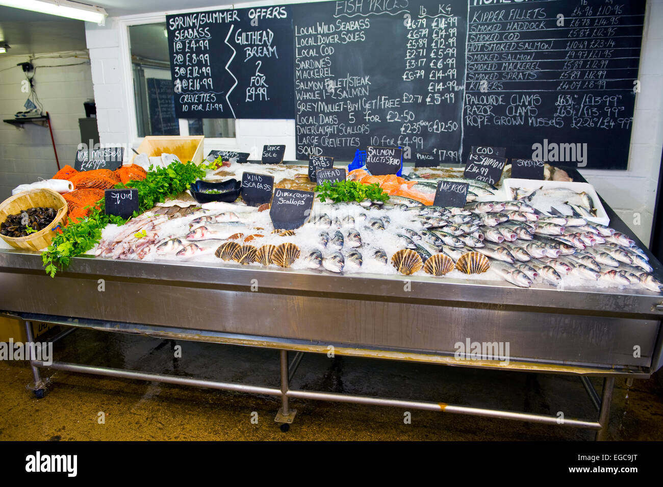 a enticing fishmongers display whitstable kent Stock Photo - Alamy