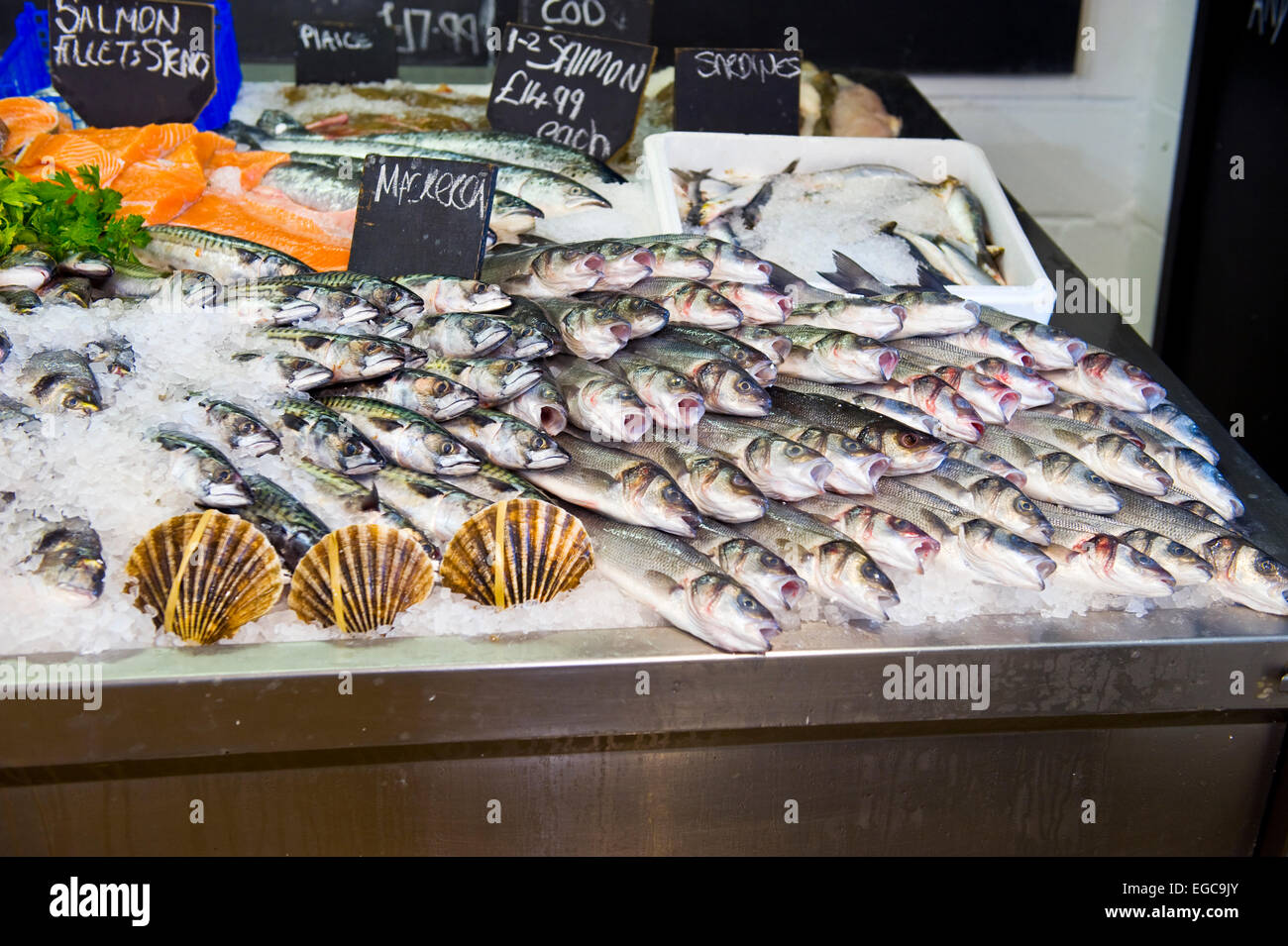 Fishmongers produce hi-res stock photography and images - Alamy