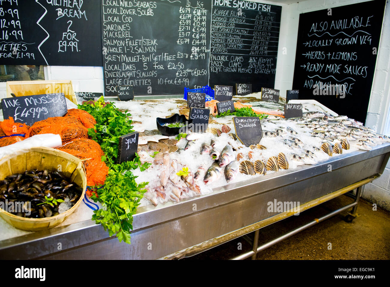 Fishmongers counter hi-res stock photography and images - Alamy