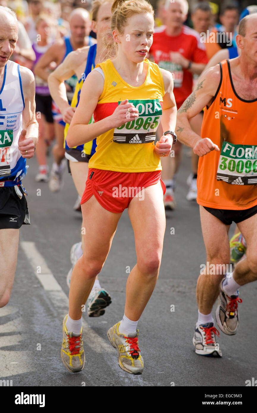 Fun runners and charity runners taking part in the London marathon ...