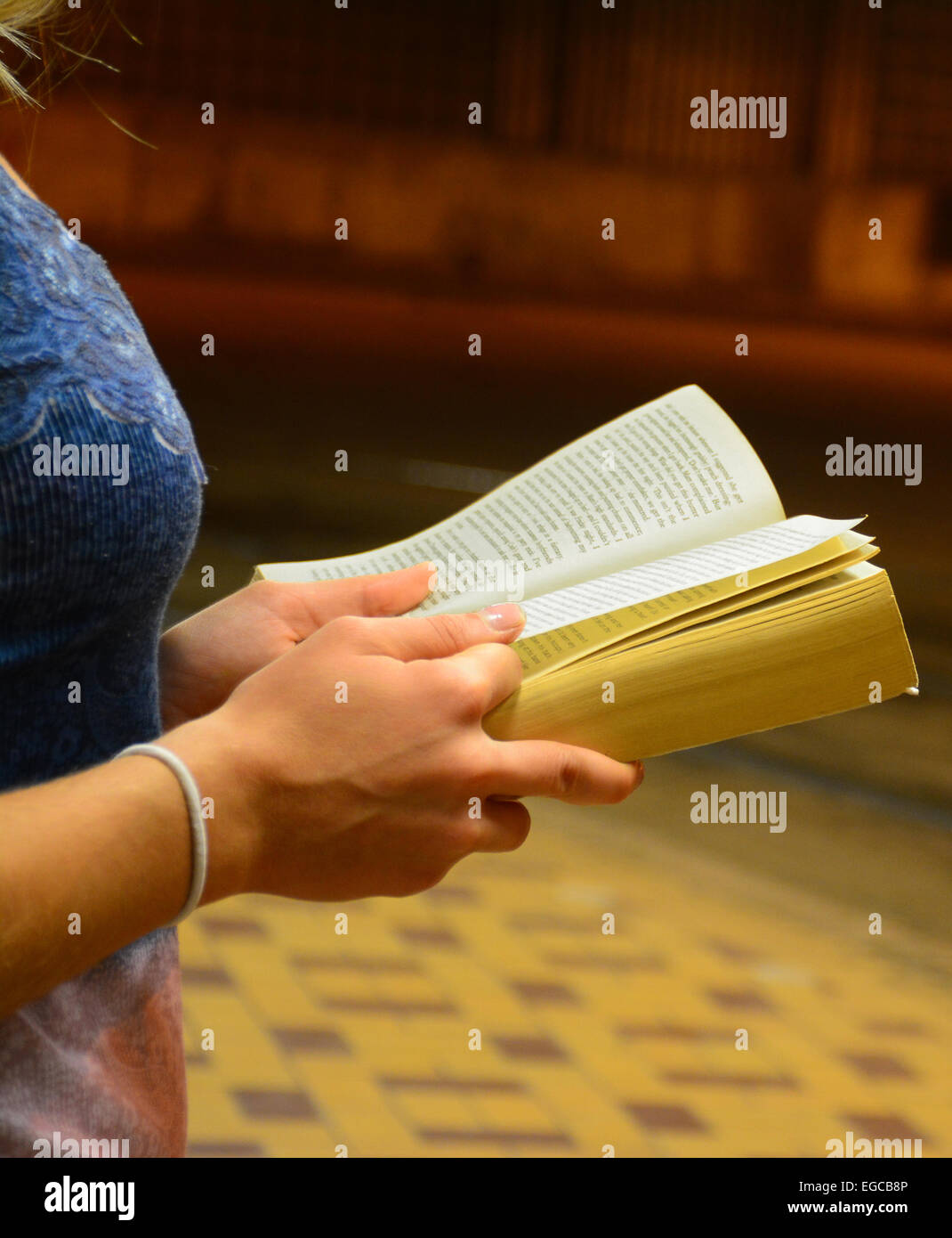 Waiting subway hi-res stock photography and images - Alamy