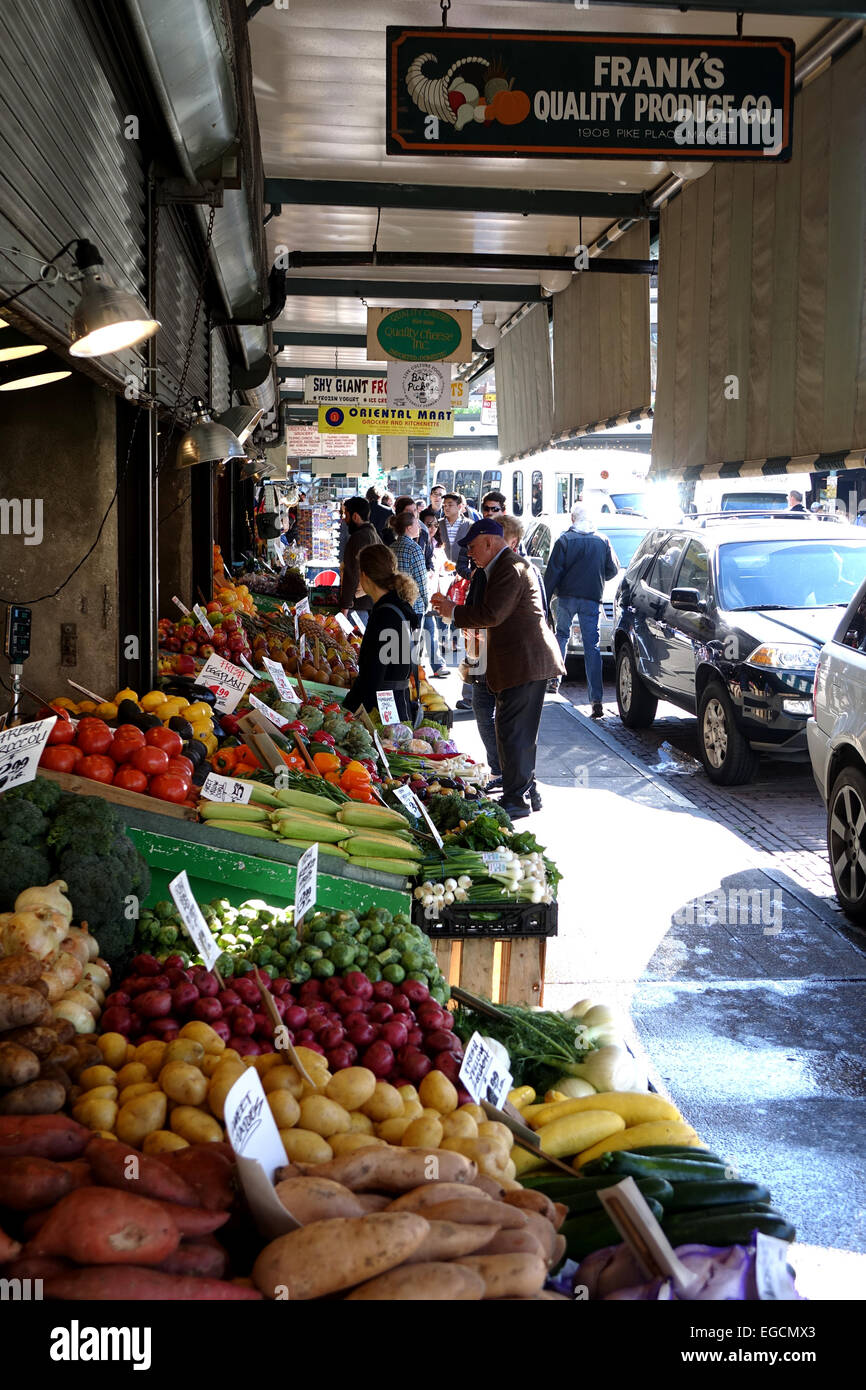 Market stalls line hi-res stock photography and images - Alamy