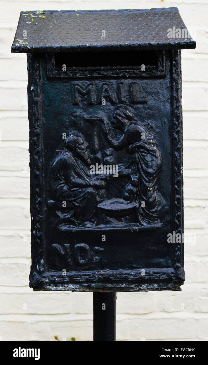 Cast iron post box hi-res stock photography and images - Alamy