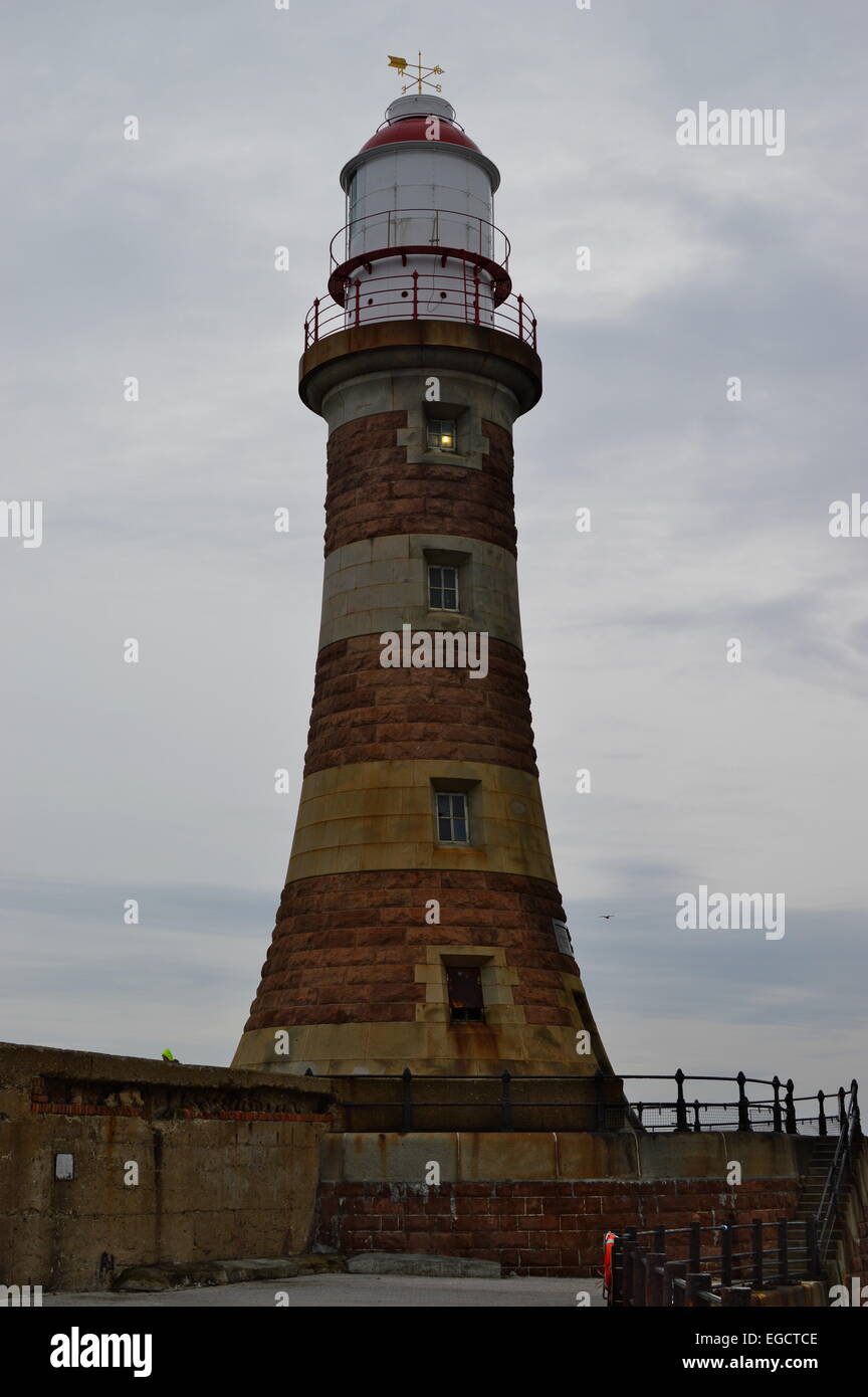 Lighthouse on Roker pier, Sunderland, on a cold winter morning Stock ...
