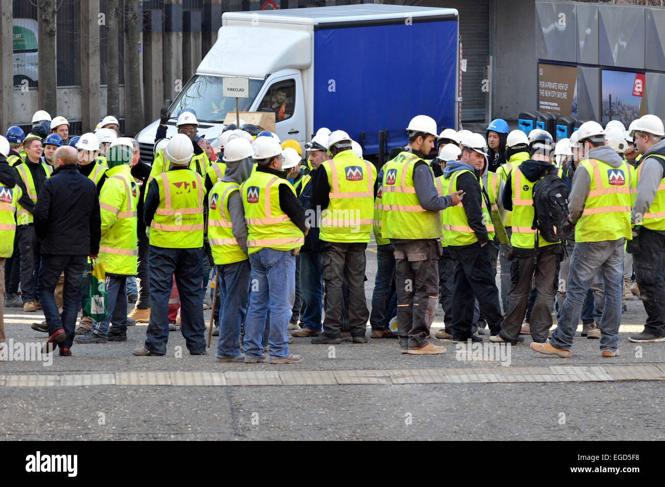 London, England, UK. Workmen standing outside Tate Modern gallery after ...