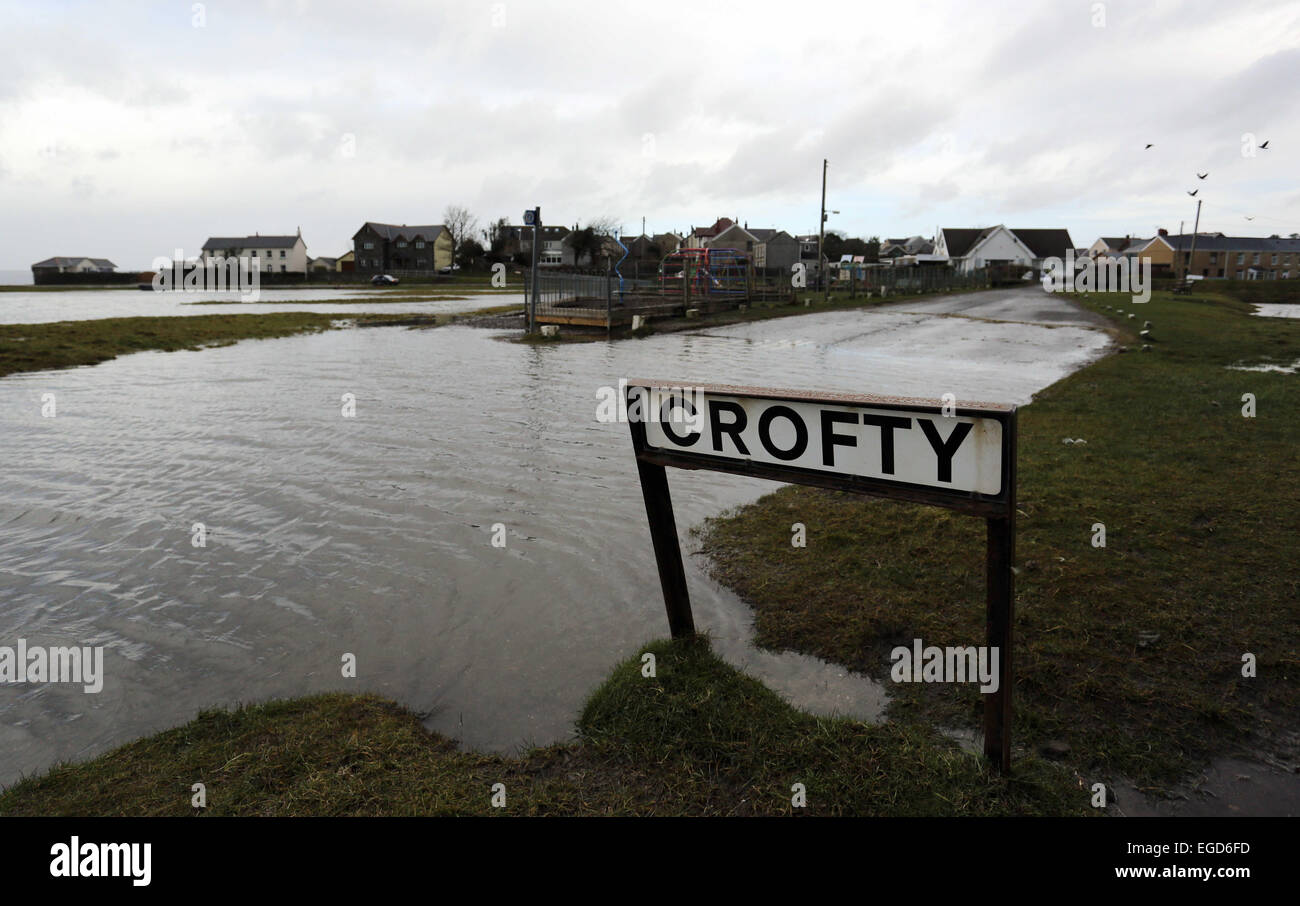 Crofty, UK. Monday 23 February 2015 Pictured: High tide of the Loughor ...