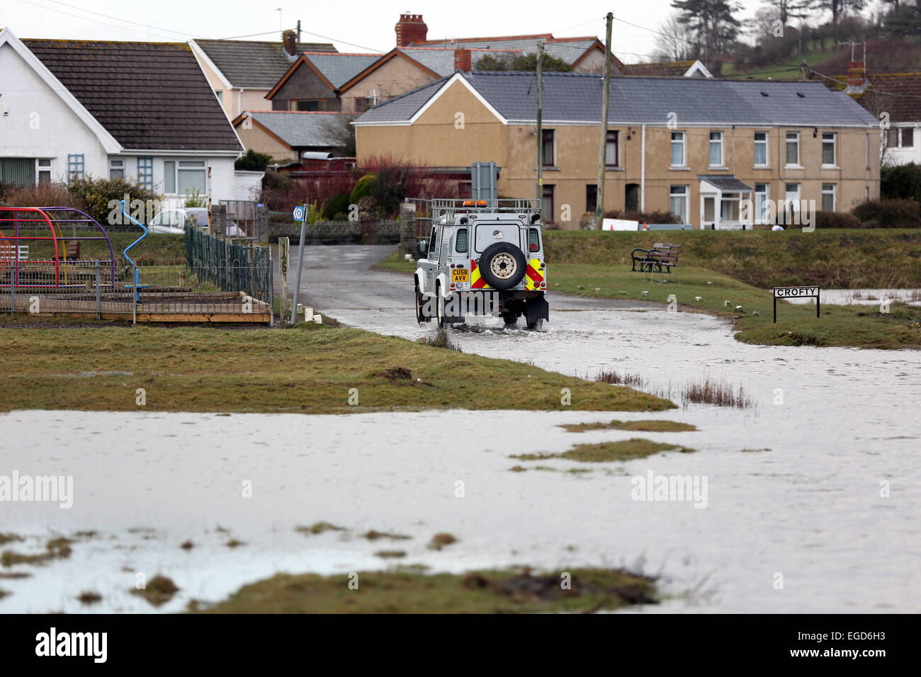Crofty, UK. Monday 23 February 2015 Pictured: A 4x4 vehicle drives ...