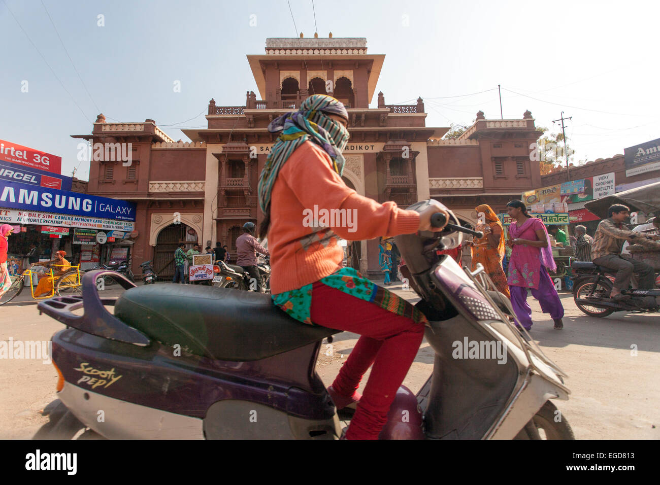 Girdikot crowded gate Stock Photo - Alamy