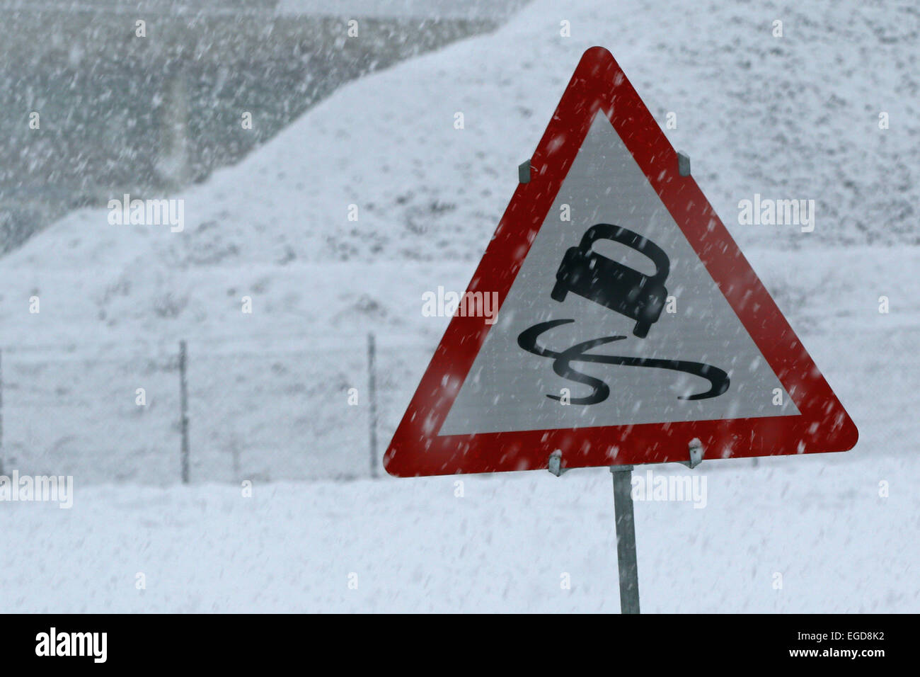 Slippery road sign hi-res stock photography and images - Alamy