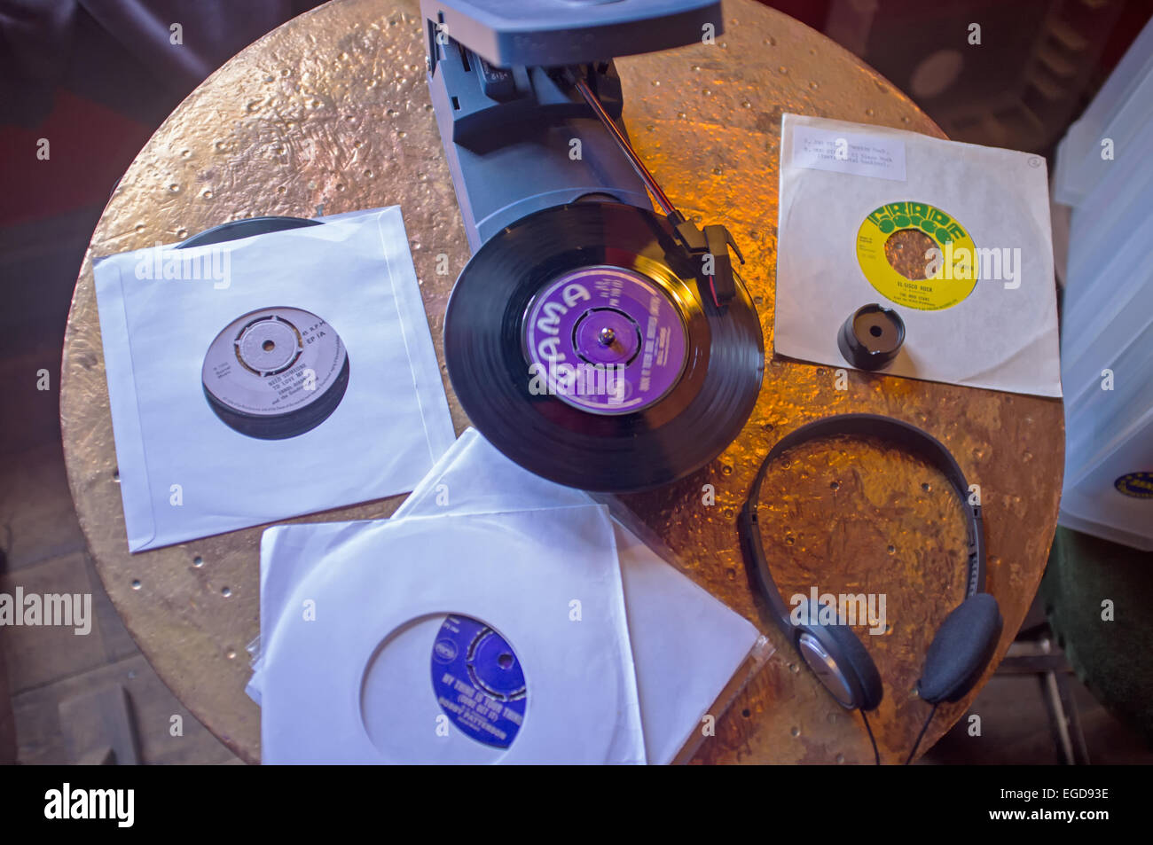 Vinyl records player hi-res stock photography and images - Alamy