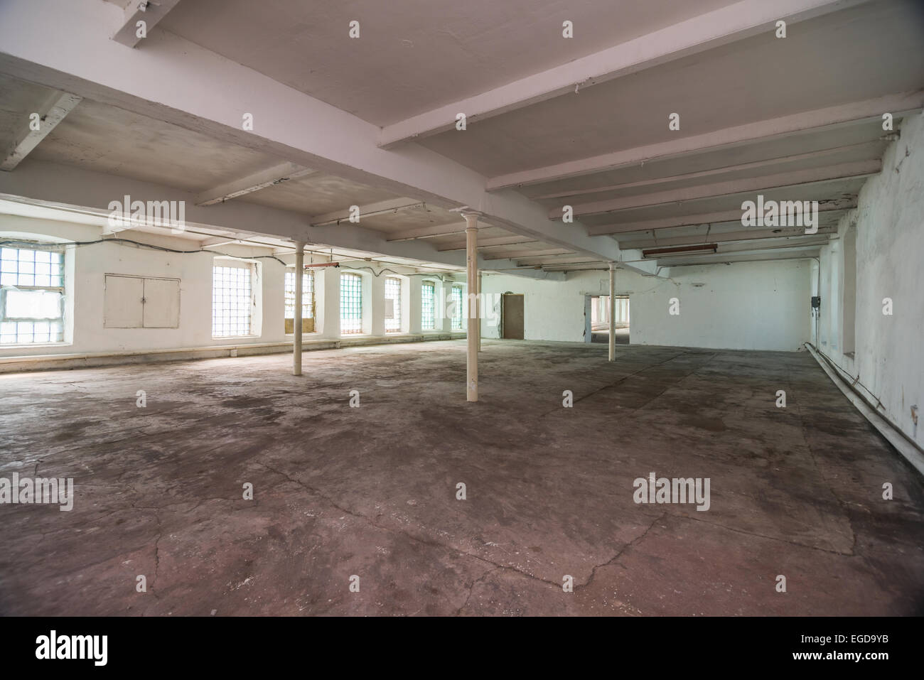 Empty warehouse office hi-res stock photography and images - Alamy