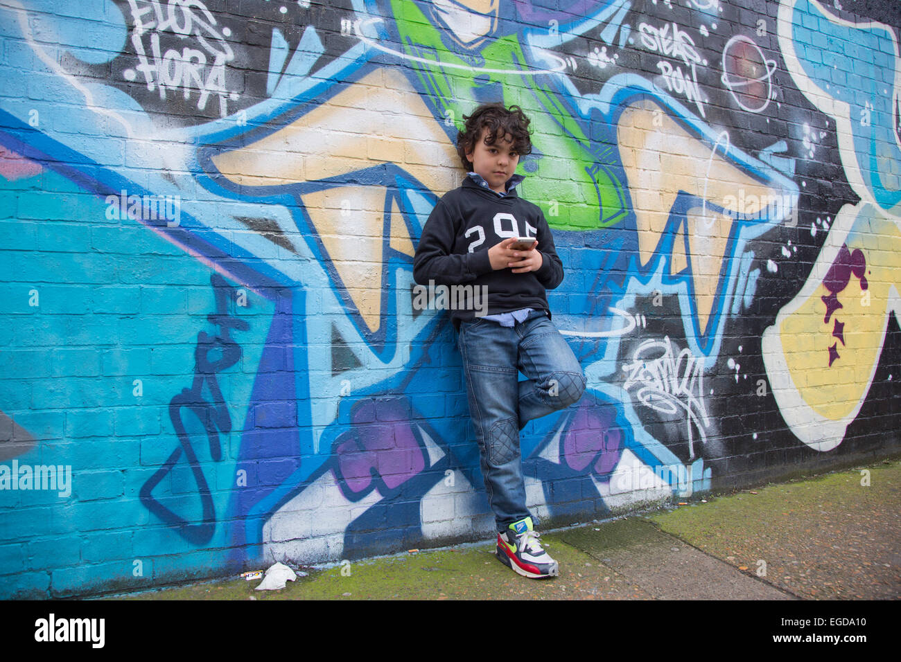 Around corner looking child hi-res stock photography and images - Alamy