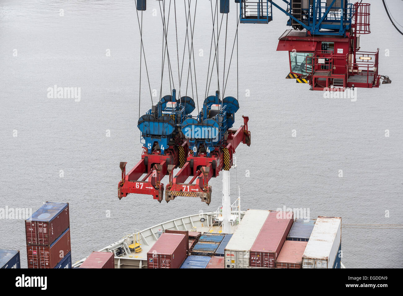 Tandem container crane for loading and unloading a ship, Burchardkai ...