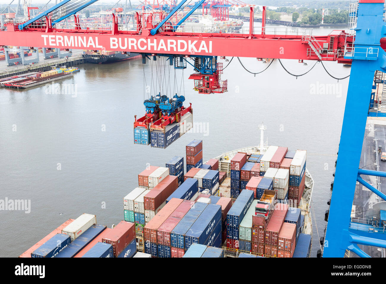 Container loading with a crane hi-res stock photography and images - Alamy