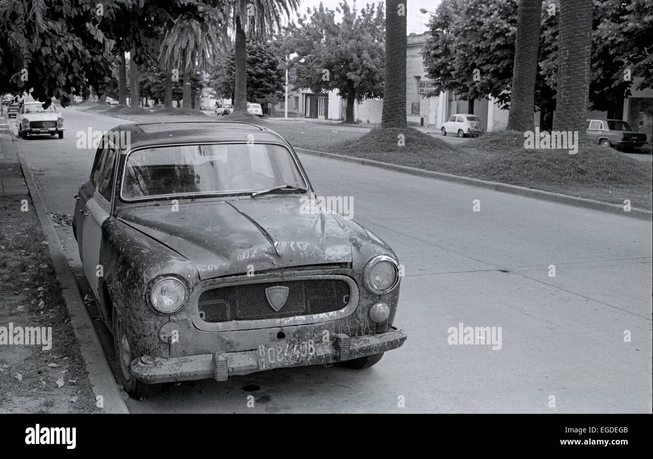 Filthy car and street scene in Luján, in Argentina Stock Photo - Alamy