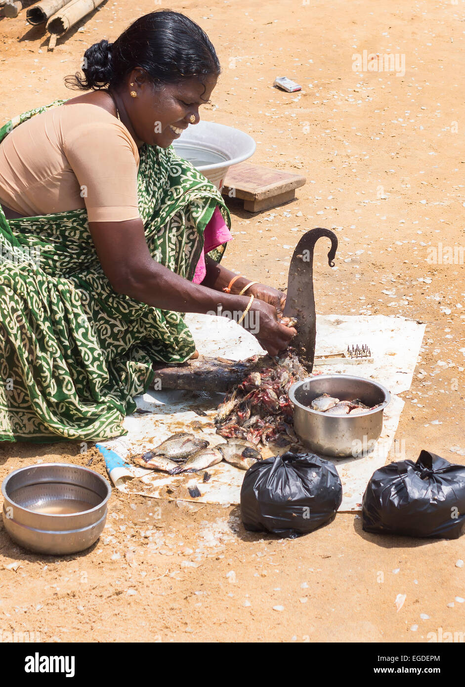 Woman cleans and cuts fish Stock Photo - Alamy