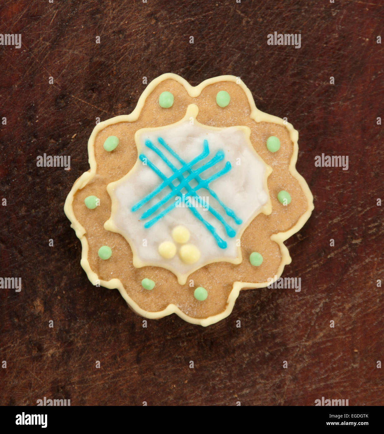 Cake on timber hi-res stock photography and images - Alamy