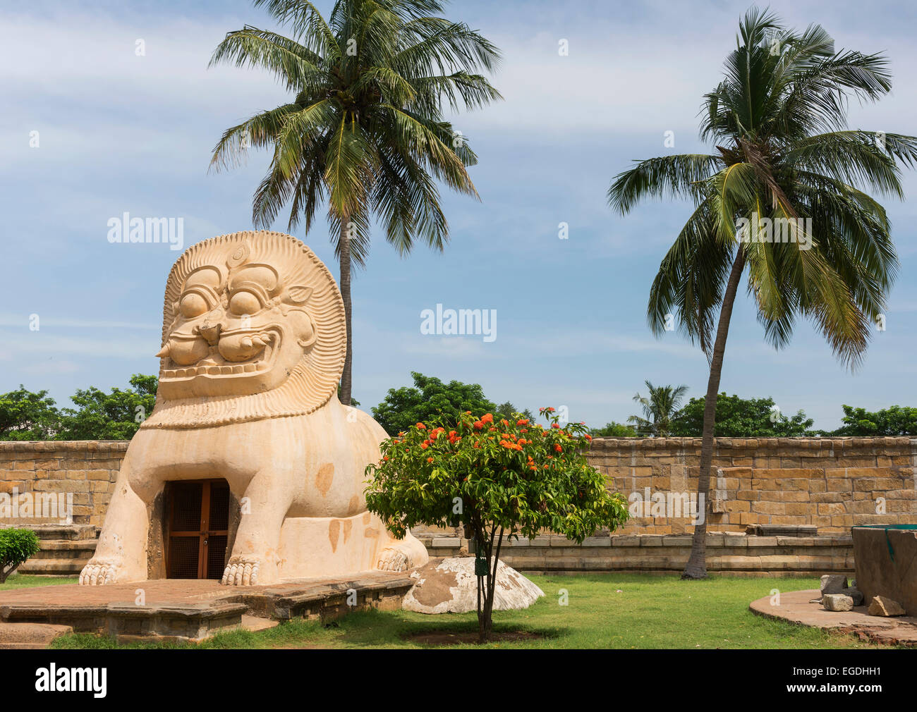 India lion temple statue hi-res stock photography and images - Alamy
