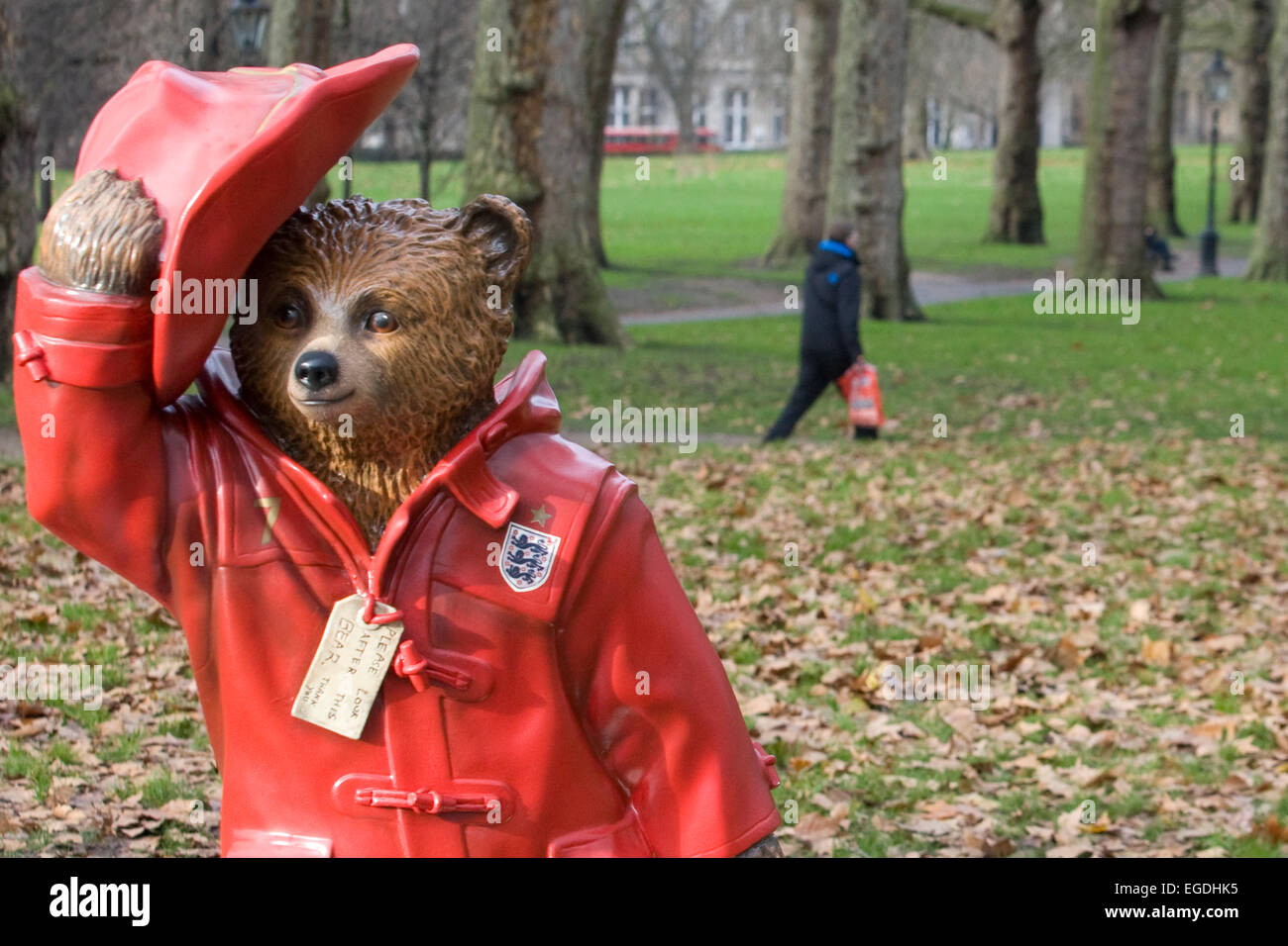 Statue paddington bear paddington railway hi-res stock photography and ...