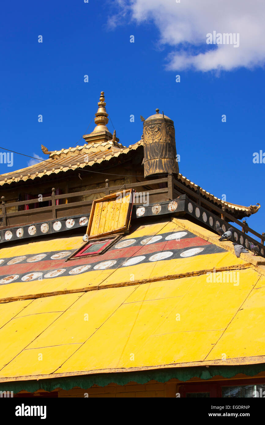 Yellow temple roof, Gandan Monastery, Ulaanbaatar, Mongolia Stock Photo ...