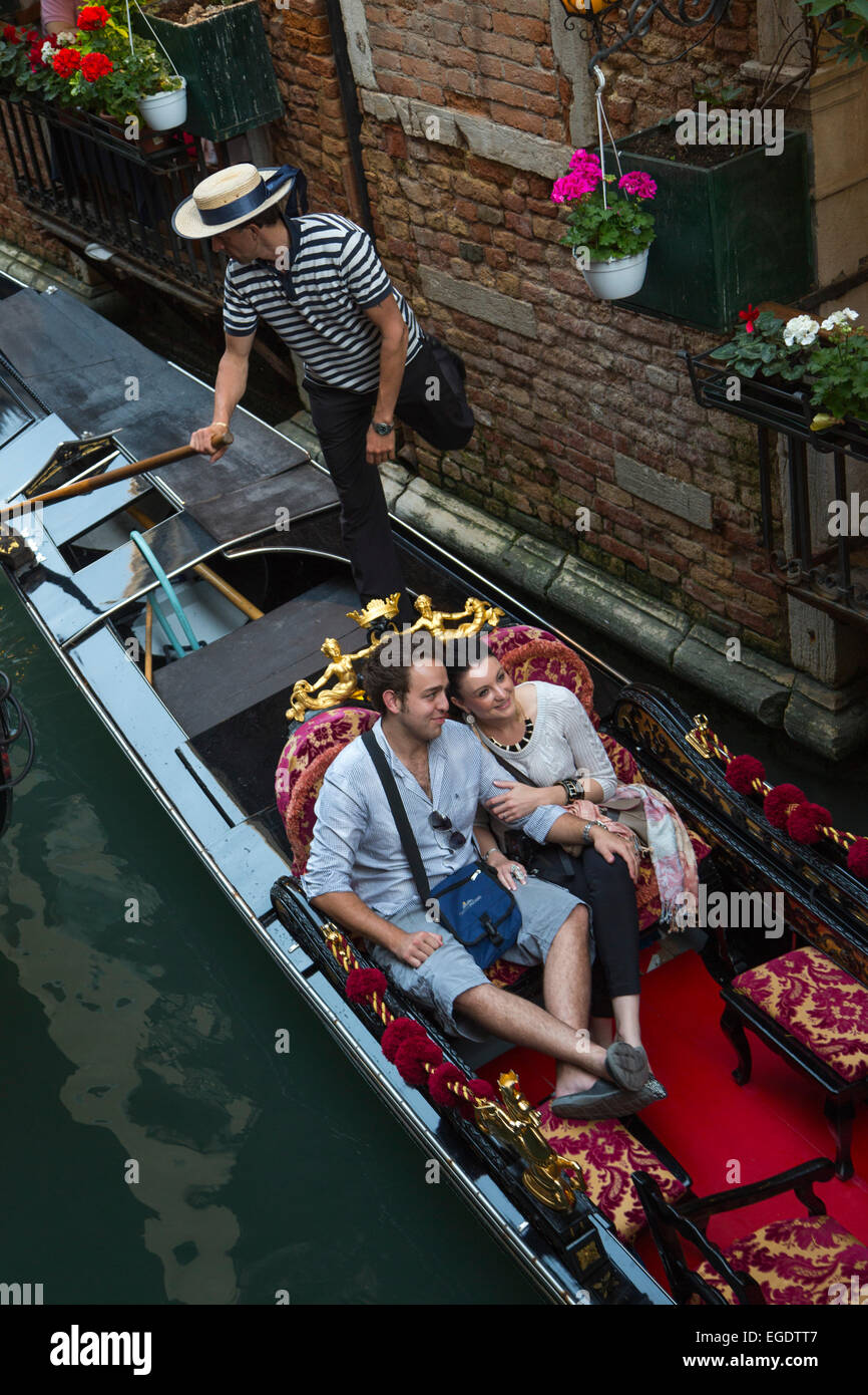 Couple in gondola venice hi-res stock photography and images - Alamy