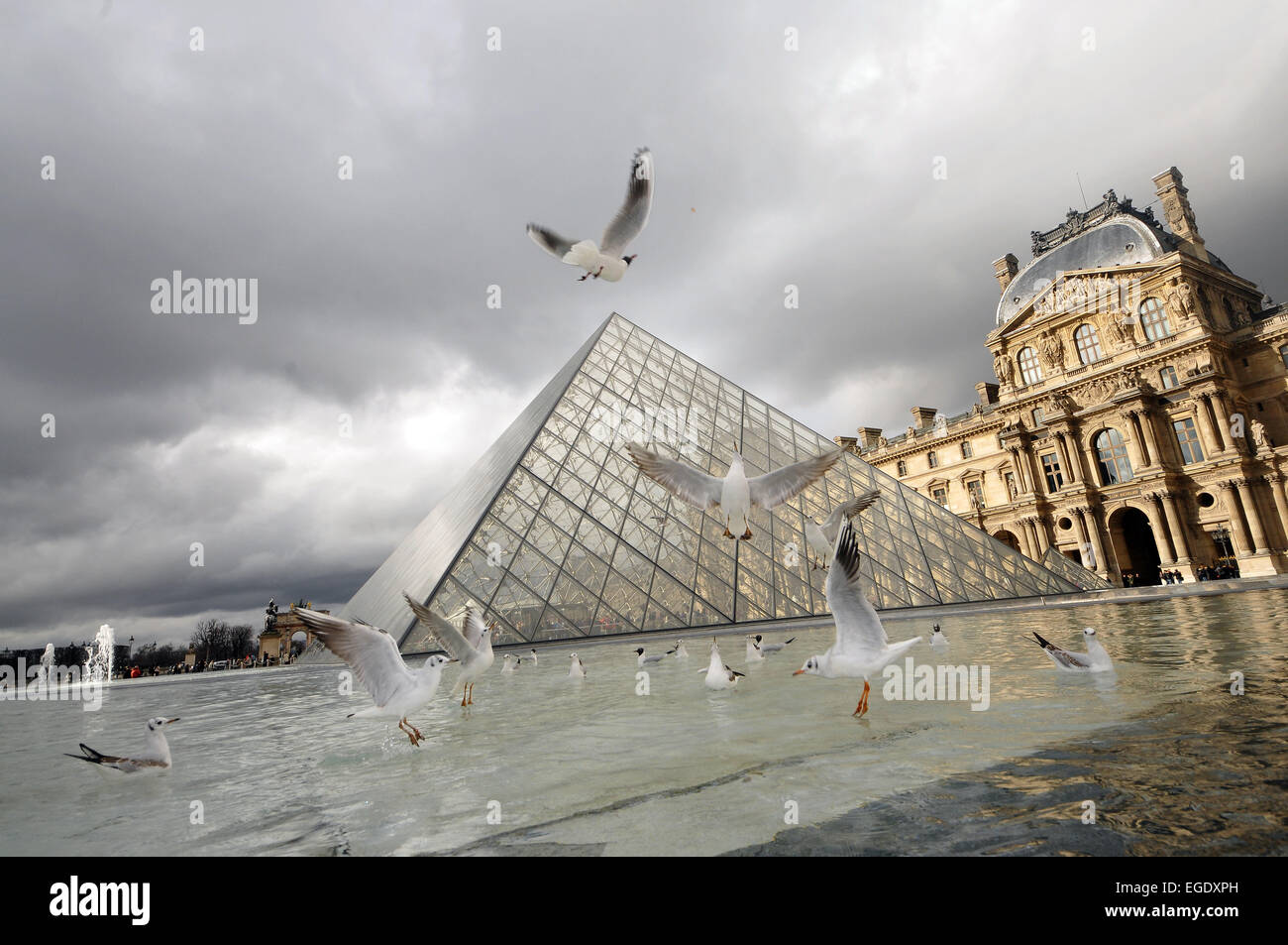 Courtyard and the louvre pyramid hi-res stock photography and images ...