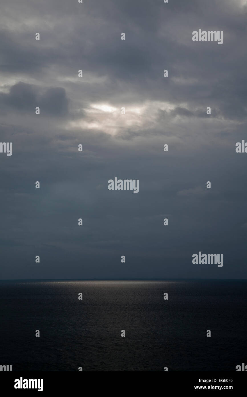 Light hits the horizon, ocean portrait Stock Photo - Alamy