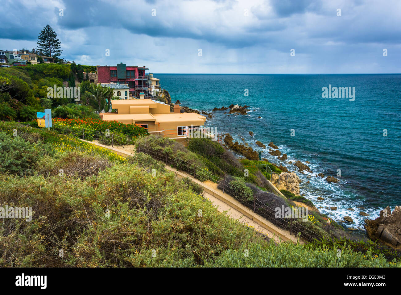 View of houses and the Pacific Ocean from Inspiration Point in Corona ...