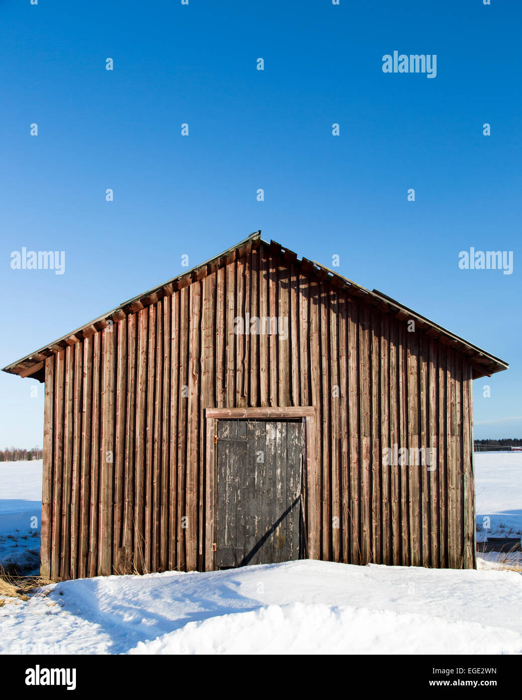 Snow by barn door hi-res stock photography and images - Alamy