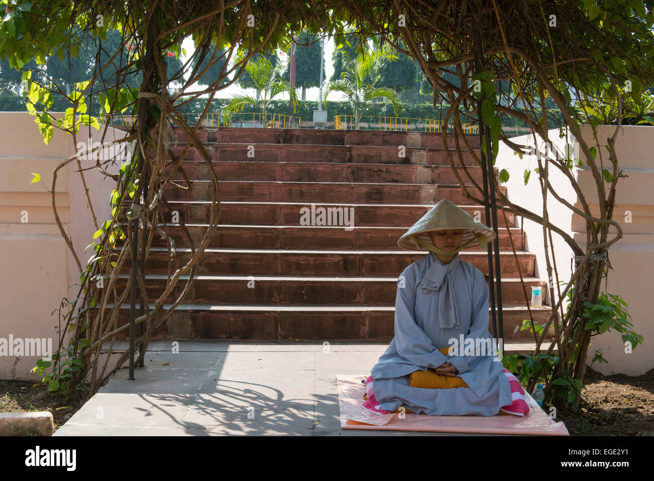 Nun Meditating, Mahabodhi Temple, Bodhgaya Stock Photo - Alamy