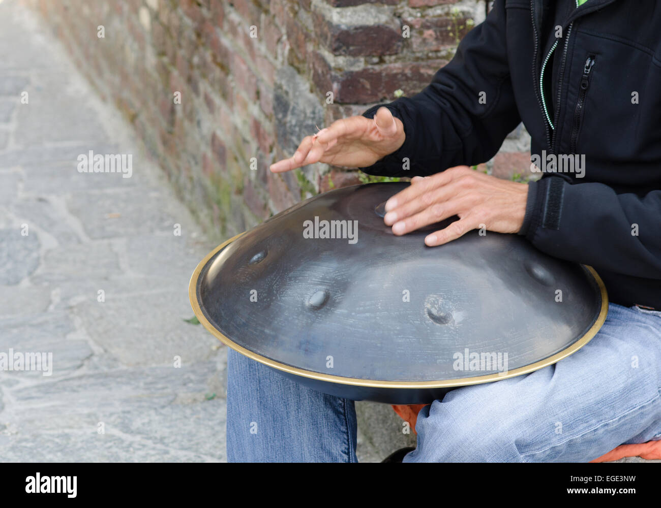 Man made street art hi-res stock photography and images - Alamy