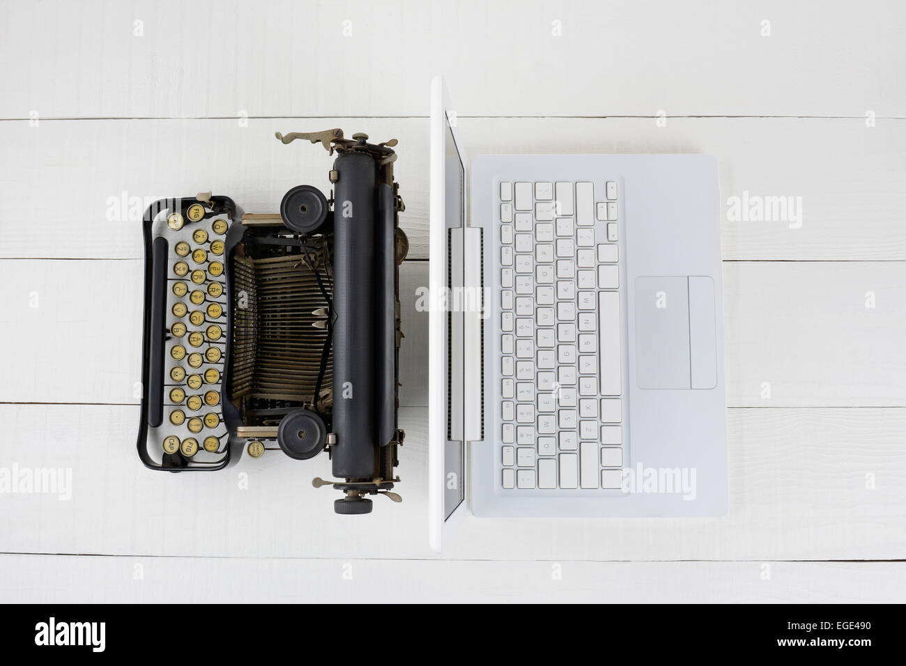 Black antique typewriter hi-res stock photography and images - Alamy