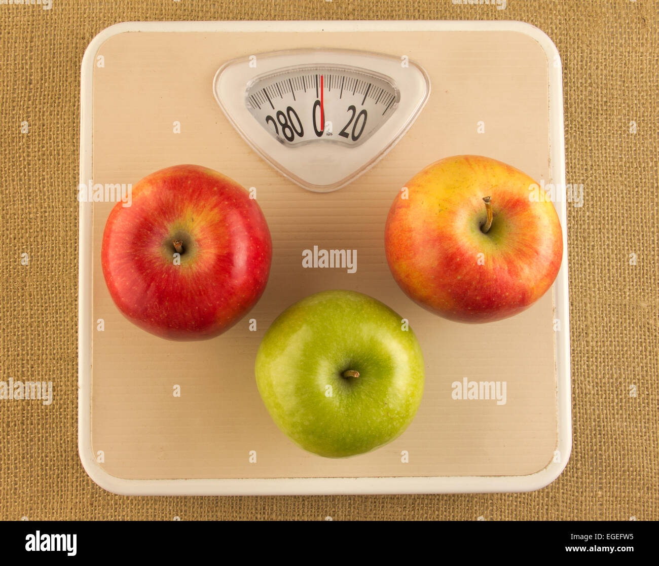 Apples weigh scale hi-res stock photography and images - Alamy