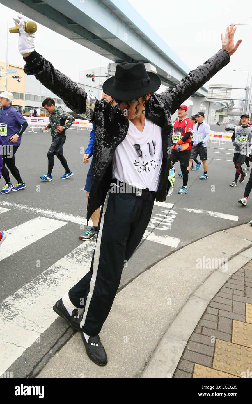 Spectator cheers on runners hi-res stock photography and images - Alamy