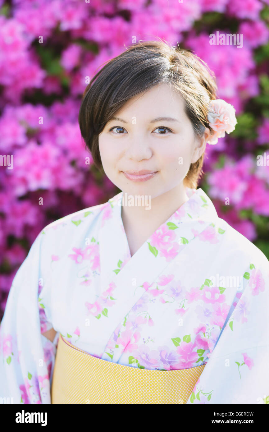 Japanese woman in pink kimono hi-res stock photography and images - Alamy