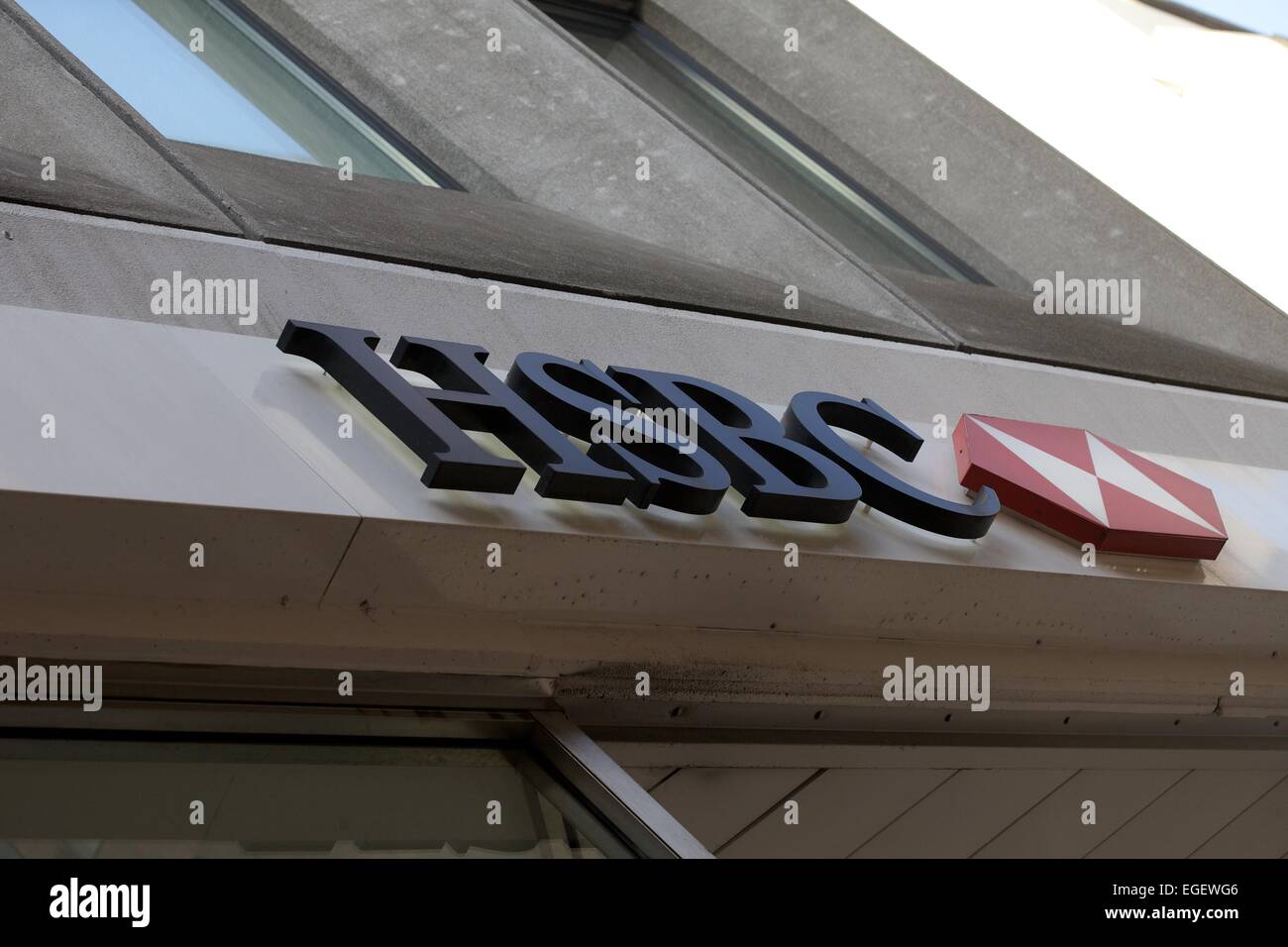 Hsbc exterior logo hi-res stock photography and images - Alamy