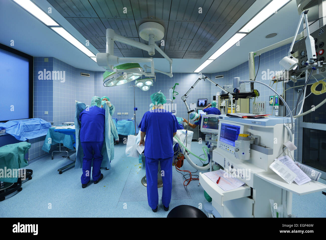 the insertion of an artificial hips belongs today to the standard of ...