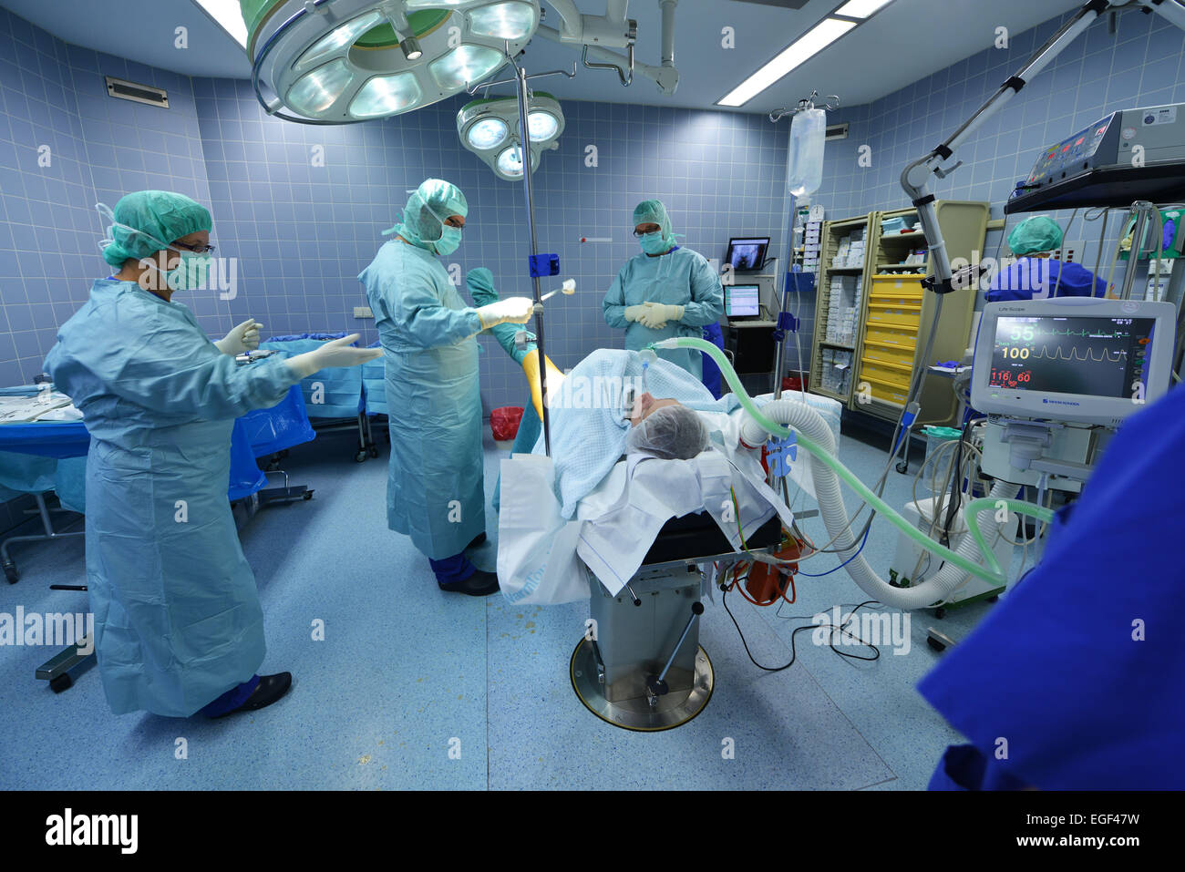 the insertion of an artificial hips belongs today to the standard of ...