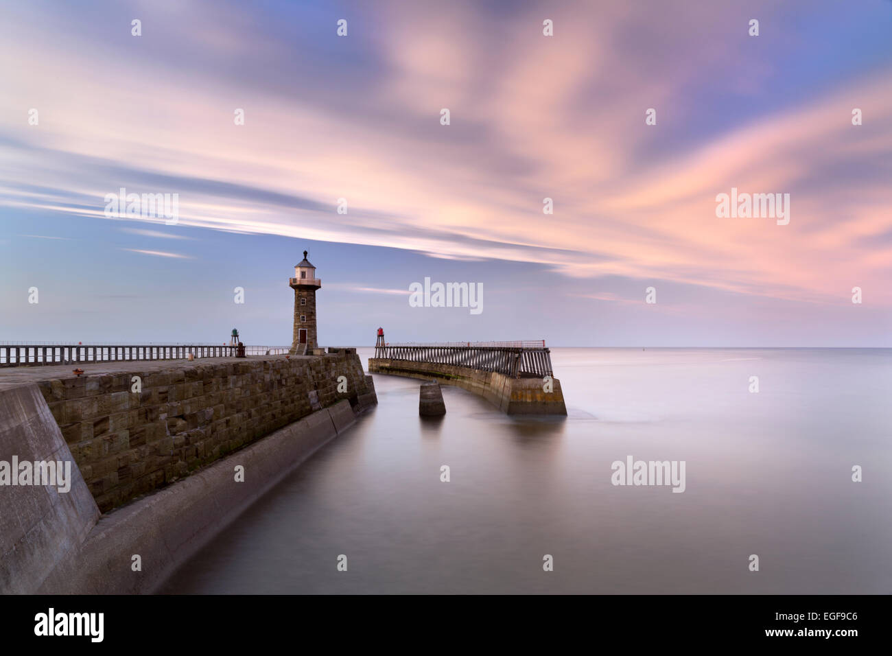 Whitby piers hi-res stock photography and images - Alamy