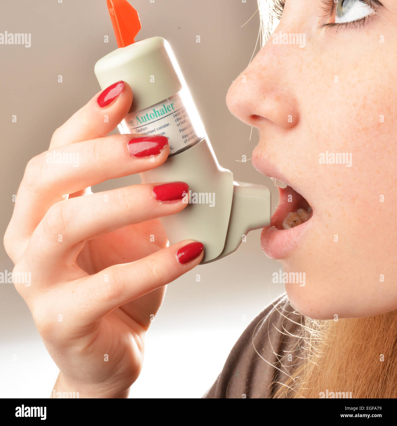 The symbol photo "medicine" shows a young woman during inhalation with ...