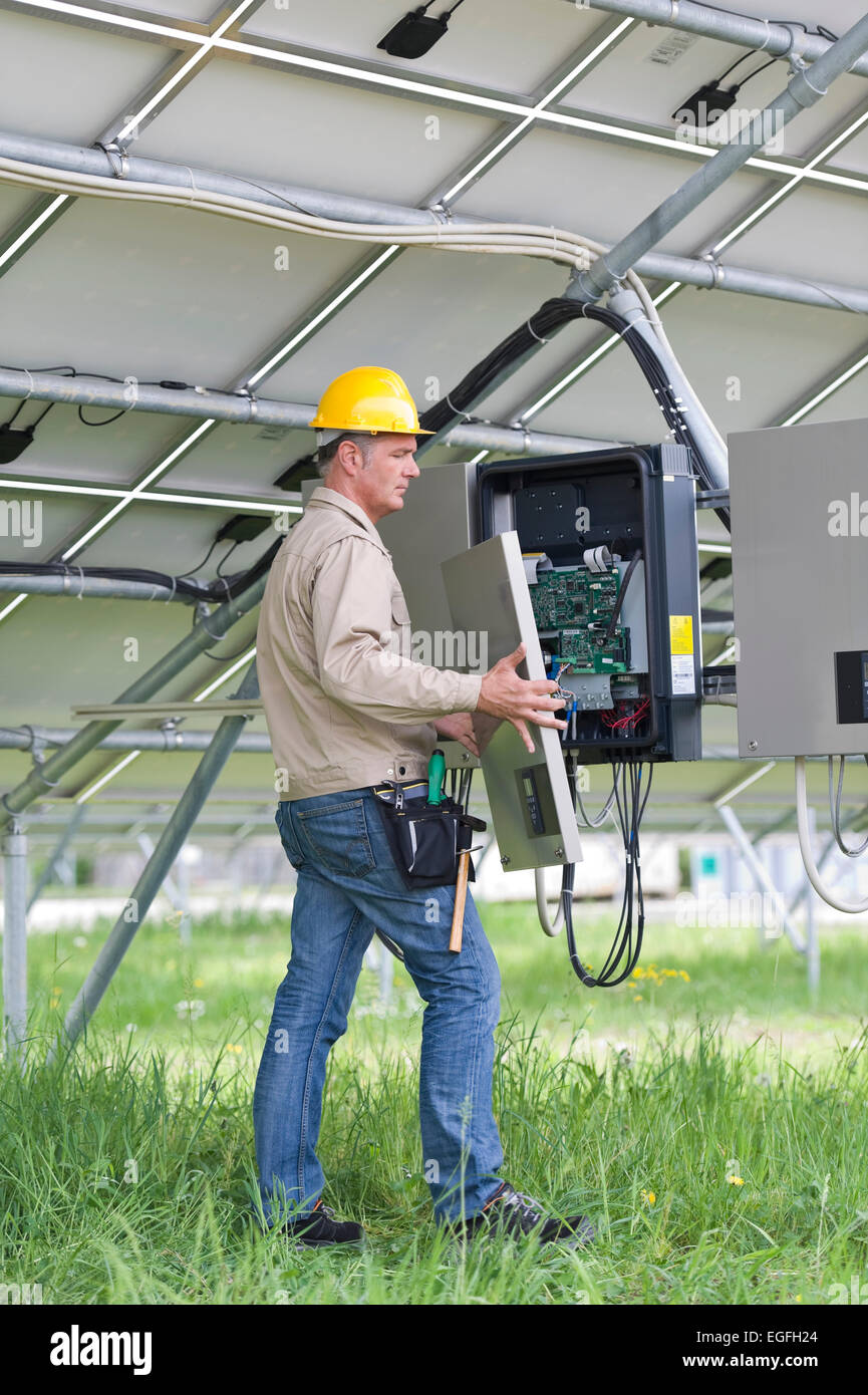 Technician solar panels hi-res stock photography and images - Alamy