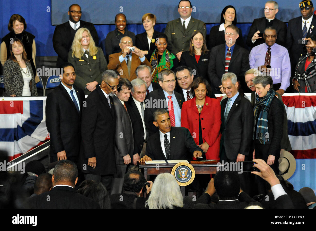 US President Barack Obama signs the Pullman National Monument ...