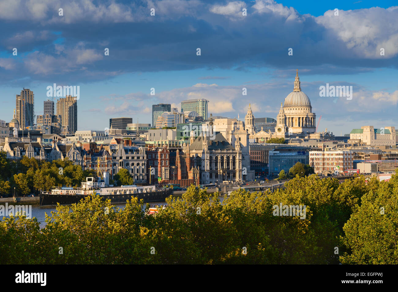 Skyline of london hi-res stock photography and images - Alamy