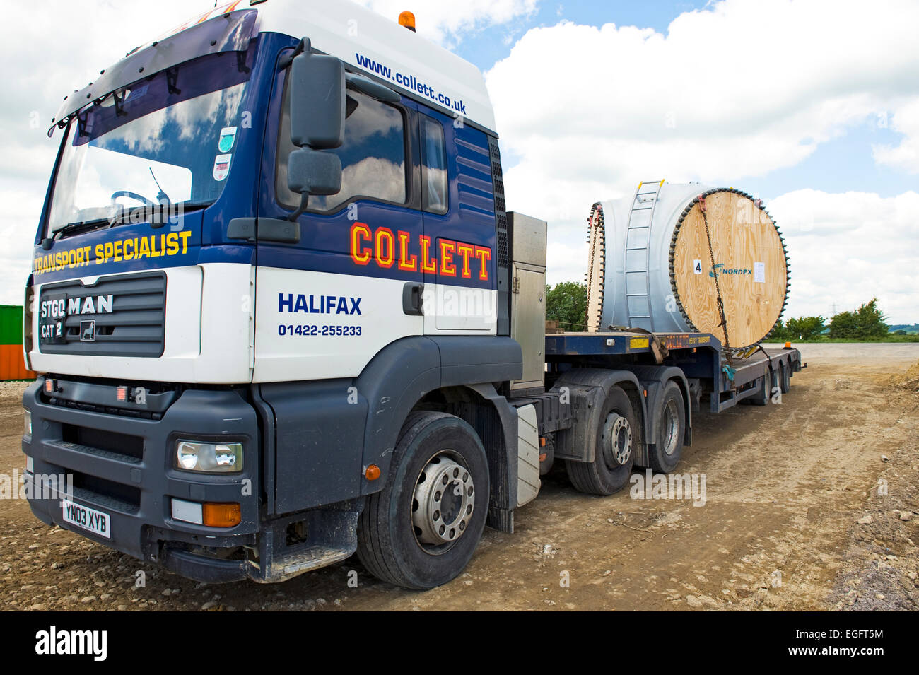 Low loader lorry hi-res stock photography and images - Alamy